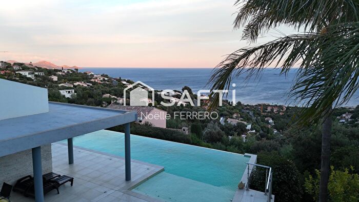 Maison à vendre - Roquebrune-sur-Argens - 6 pièces - 5 chambres