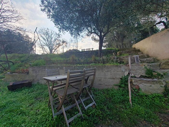 Maison à louer - Taillades - 2 pièces - 1 chambre