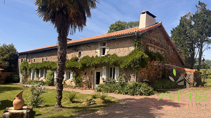 Mazerolles : Maison 11 pièces à vendre