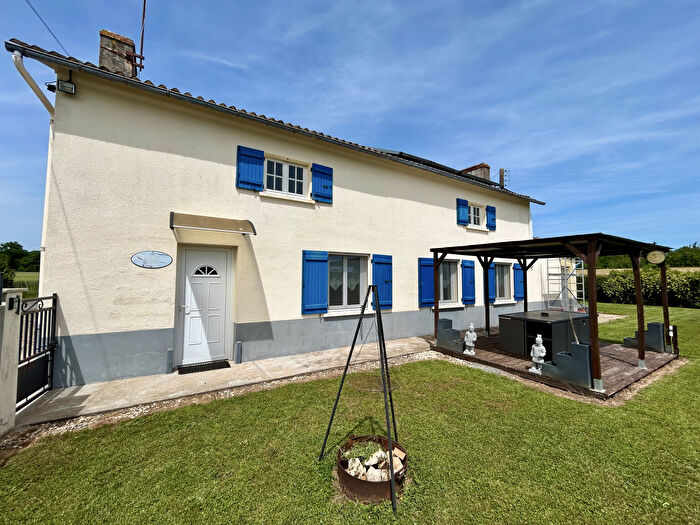 Charroux : Maison 8 pièces à vendre