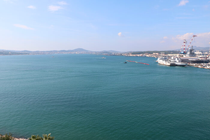 Appartement à vendre - Toulon, Le Port - 4 pièces - 2 chambres