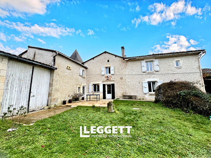 Maison à vendre - Montmoreau-Saint-Cybard - 5 pièces - 4 chambres