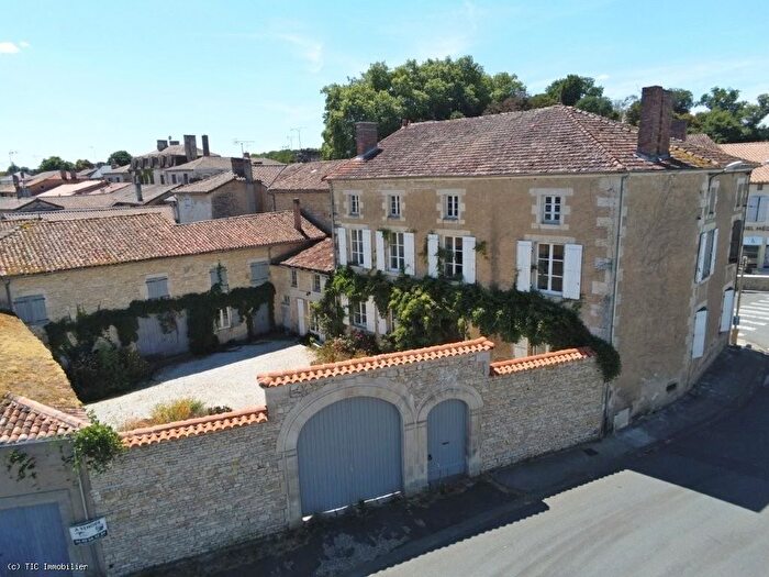 Maison 10 pièces à Champagne-Mouton, à vendre