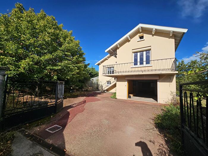 Maison à louer - Saint-Bonnet-le-Courreau - 5 pièces - 4 chambres