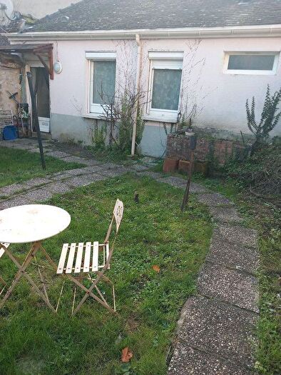Est Nord Ouest, Saint-Pierre-lès-Nemours : Maison 2 pièces à louer
