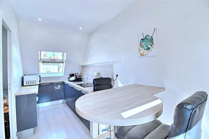 Appartement à louer - Chaillot, Paris ème arrondissement - 1 pièce