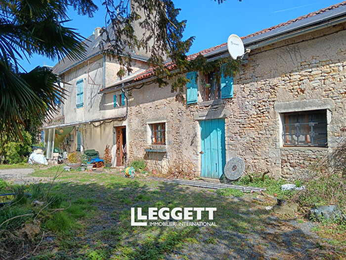 Maison à vendre - Pleuville - 16 pièces - 5 chambres