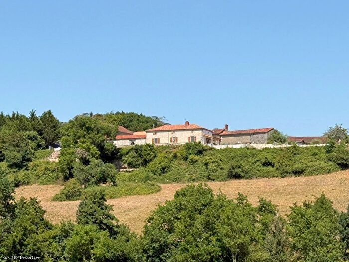 Charroux : Maison 5 pièces à vendre