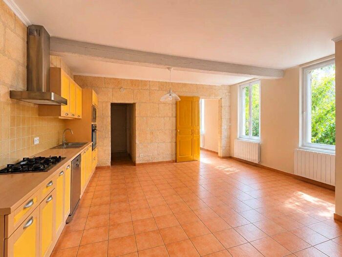 Appartement 4 pièces à Centre Ville-La Roquette, Arles, à louer