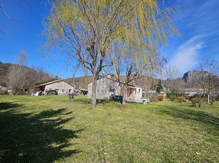 Maison à vendre - Castellane - 4 pièces - 3 chambres