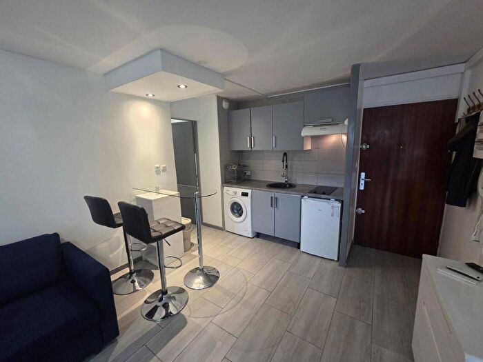 Appartement à louer - La Gazelle, Nîmes - 1 pièce