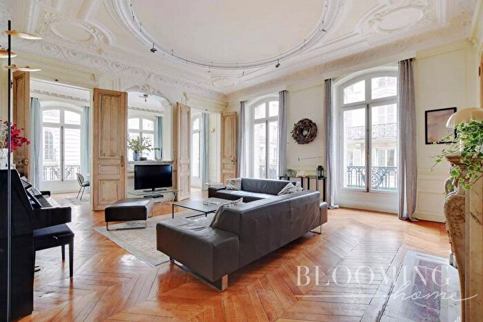 Appartement à louer - Saint Philippe du Roule, Paris ème arrondissement - 4 pièces - 2 chambres