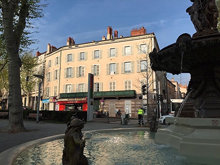 Appartement à louer - Clermont-Ferrand, Delille, Cathédrale, La Gare - 5 pièces - 3 chambres