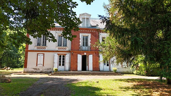 Maison 15 pièces à Saint-Nauphary, à vendre