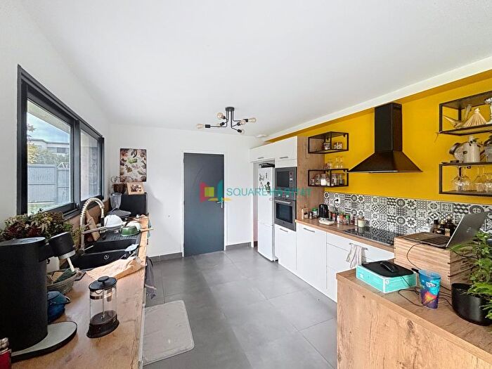 Maison à louer - Pléchâtel - 10 pièces - 4 chambres