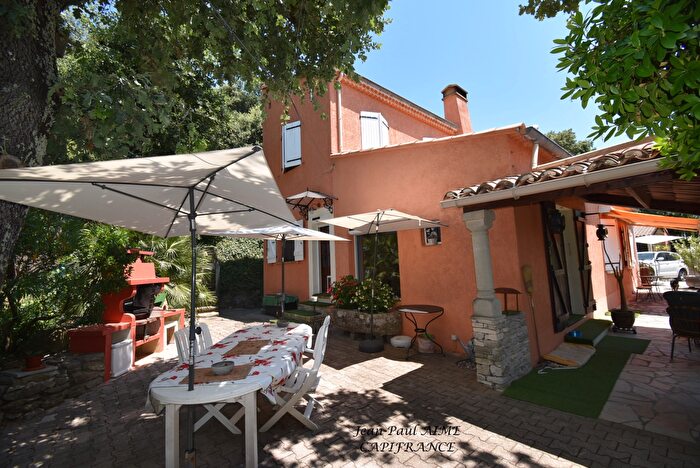 Maison 6 pièces à vendre à Saint-Julien-de-Peyrolas