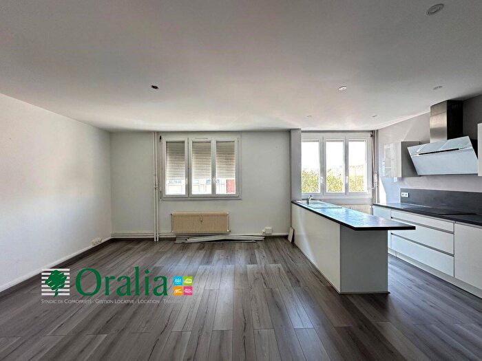 Appartement à louer - centre Ville-La Chartonnière-La Barre, Villefranche-sur-Saône - 2 pièces - 1 chambre