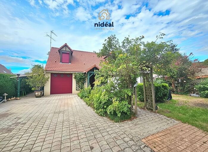 Maison 6 pièces à Ménilles, à vendre