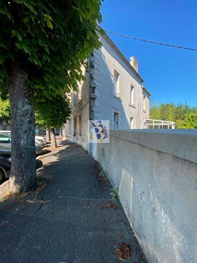 Maison à louer - Angoulême, Champ de Mars - 6 pièces - 4 chambres