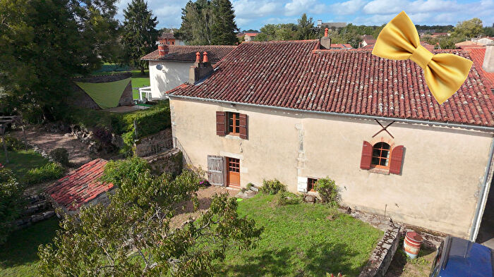 Maison à vendre - Charroux - 7 pièces - 4 chambres