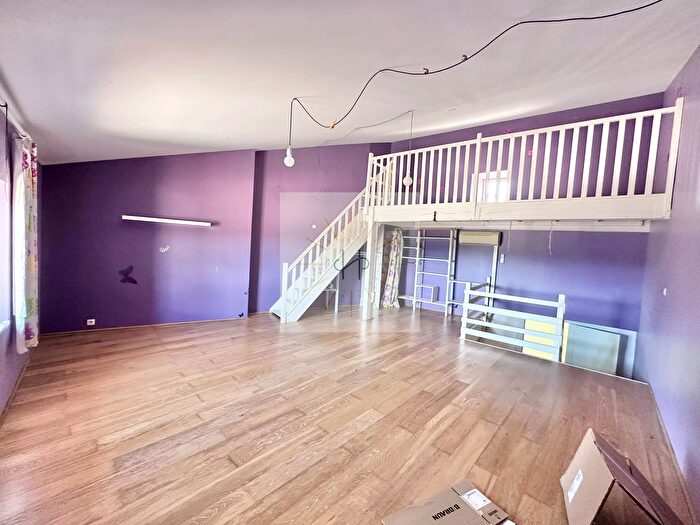 Maison 9 pièces à Malataverne, à vendre