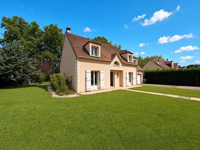 Saint-Pierre-lès-Nemours : Maison 7 pièces à vendre