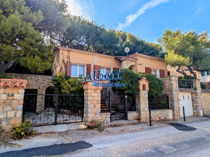 Centre Ville, Sanary-sur-Mer : Maison 5 pièces à louer