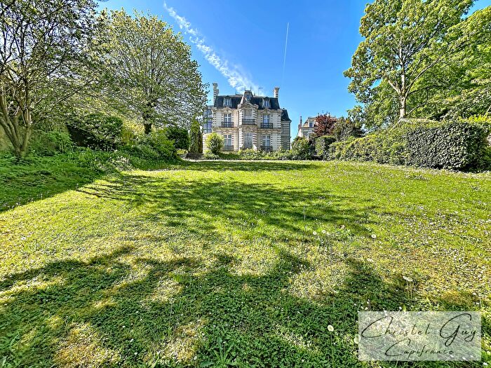 Château-du-Loir : Maison 10 pièces à vendre