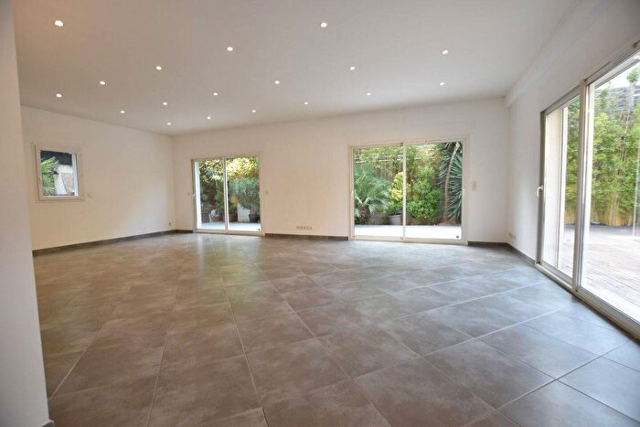 Maison à louer - Bonneveine, Marseille ème arrondissement - 5 pièces - 4 chambres