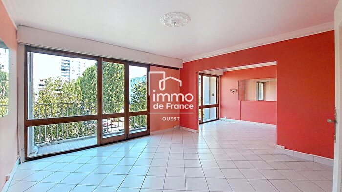 Appartement 5 pièces à Laval, Pavement, à vendre