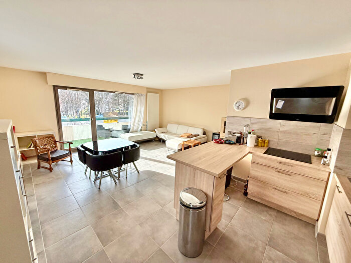 Appartement à vendre - Ferney-Voltaire - 3 pièces - 2 chambres