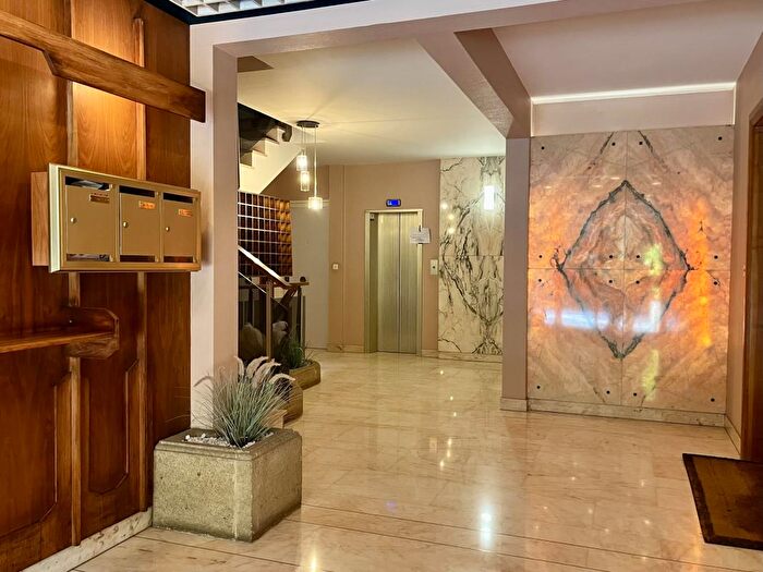 Appartement à vendre - Marseille e , Saint-Barnabé - 5 pièces - 3 chambres