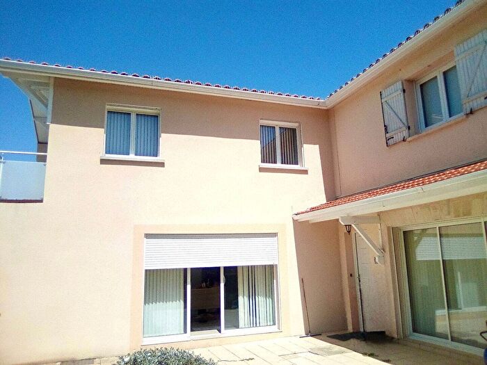 Maison à louer - Cimetiere Nord-Petit Bruges - 6 pièces - 4 chambres