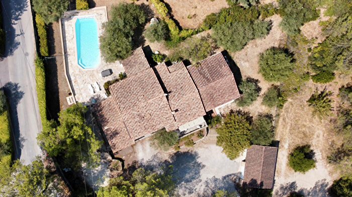 Maison à vendre - Solliès-Toucas - 7 pièces - 5 chambres