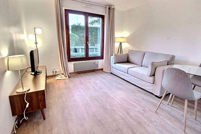 Plateau Ouest, Suresnes : Appartement 1 pièce à louer