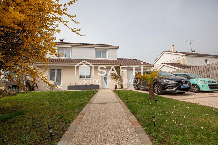 Maison à vendre - Le Mesnil-Saint-Denis - 6 pièces - 4 chambres