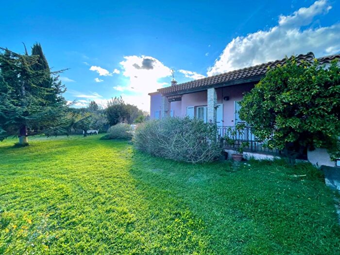 Maison 4 pièces à vendre à Saint-Mitre-les-Remparts