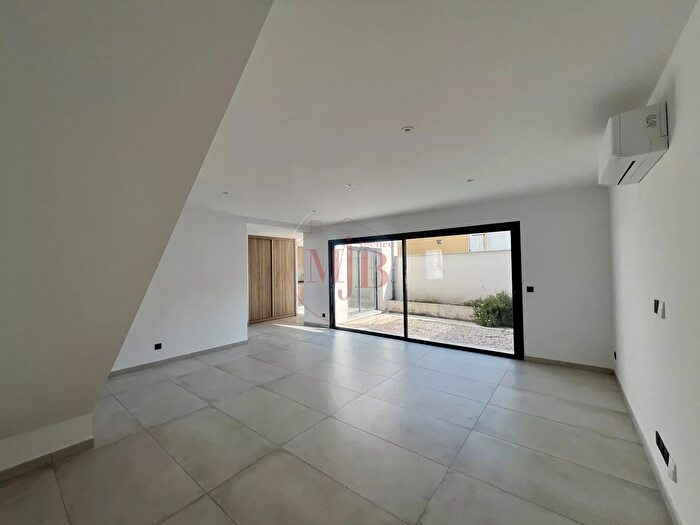 Appartement à louer - Saint-Étienne-du-Grès - 3 pièces - 2 chambres