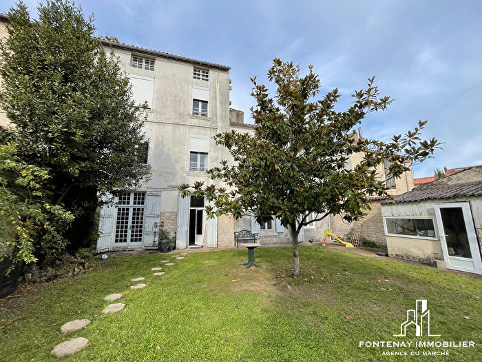 Fontenay-le-Comte, Centre-ville, Les Loges, La Pommeraie, La Sablière : Maison 9 pièces à vendre