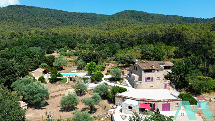 Maison à vendre - Le Beausset - 7 pièces - 6 chambres