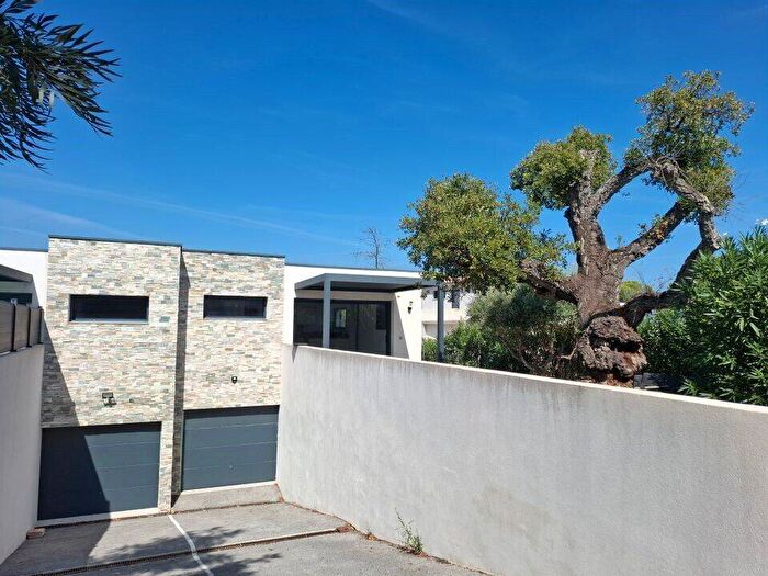 Maison à louer - Le Dramont-Agay-Anthéor-Le Trayas, Saint-Raphaël - 5 pièces - 4 chambres