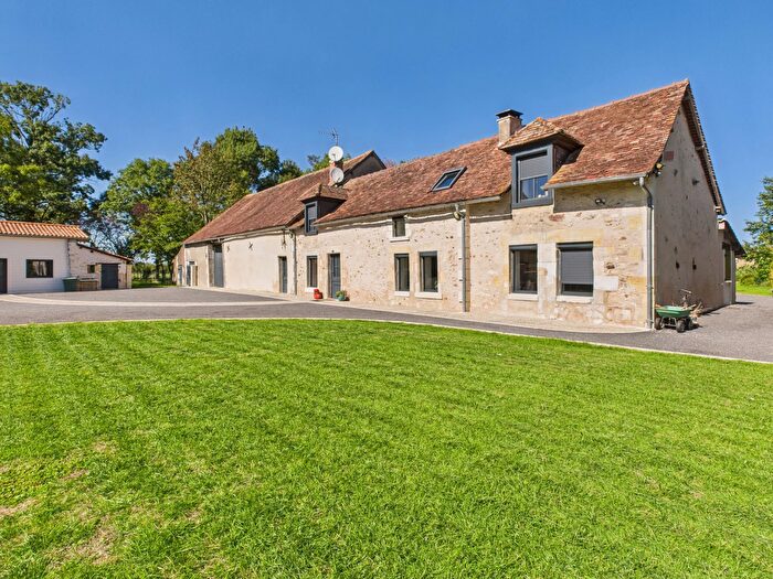 Maison à vendre - La Puye - 10 pièces - 3 chambres