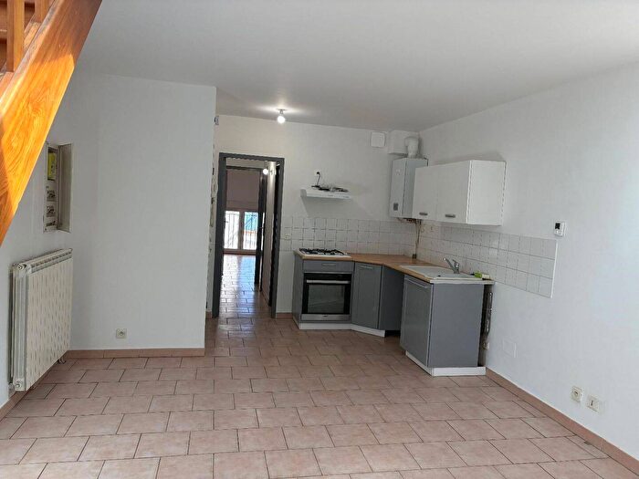 Centre Ville, Saint-Maximin-la-Sainte-Baume : Appartement 3 pièces à louer