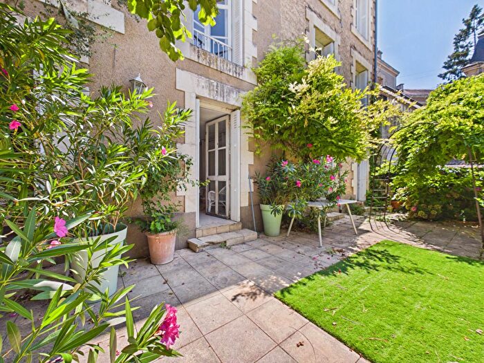 Poitiers, Trois Quartiers : Maison 14 pièces à vendre