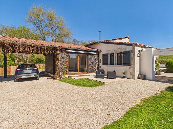 Maison à vendre - Saint-Séverin - 5 pièces - 3 chambres