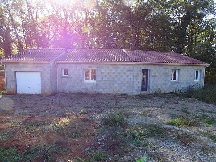 Maison à vendre - Saint-Amand-de-Coly - 4 pièces - 3 chambres