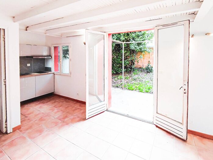 Maison à louer - Campagne Ouest-Zone Industrielle-Rastel-Ponteils, Eguilles - 2 pièces - 1 chambre