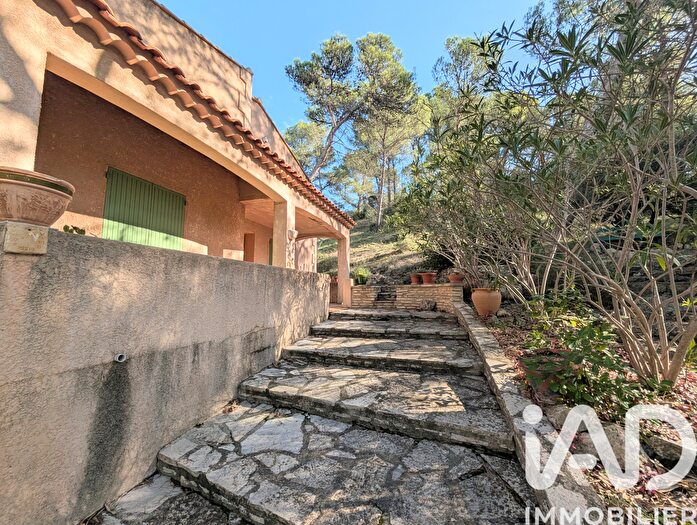 Maison à vendre - Saint-Étienne-du-Grès - 5 pièces - 3 chambres