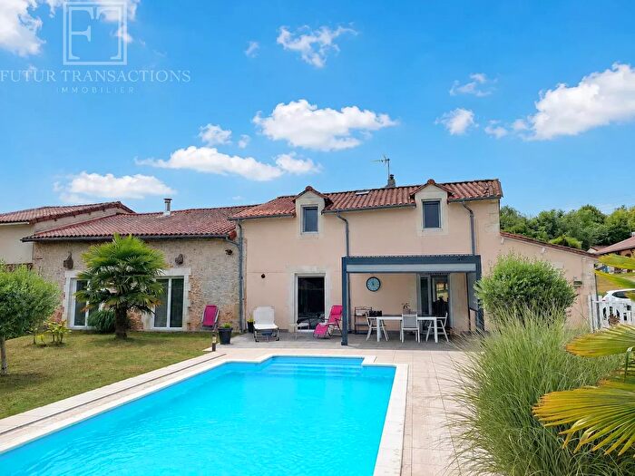 Maison 7 pièces à Saint-Martial-de-Valette, à vendre