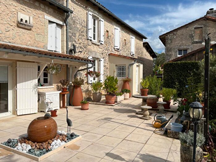 Maison à vendre - Aubeterre-sur-Dronne - 9 pièces - 4 chambres